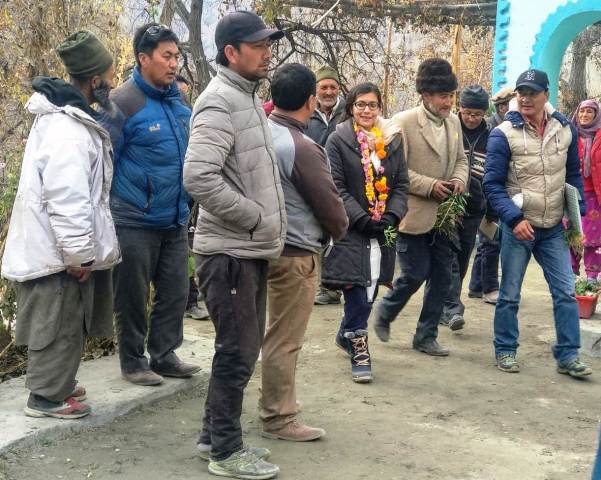 DC interacts with people at zero border on her two days visit to Nubra ...